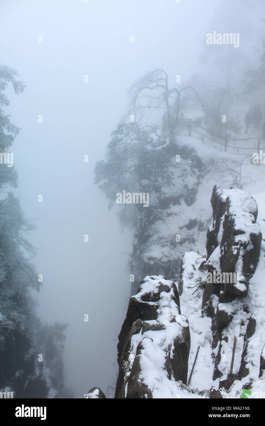 Emei mountain hi-res stock photography and images - Alamy