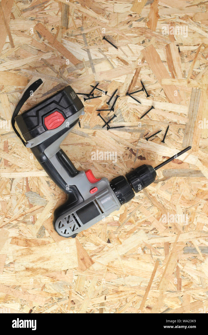 screwdriver and screws on osb plywood Stock Photo - Alamy