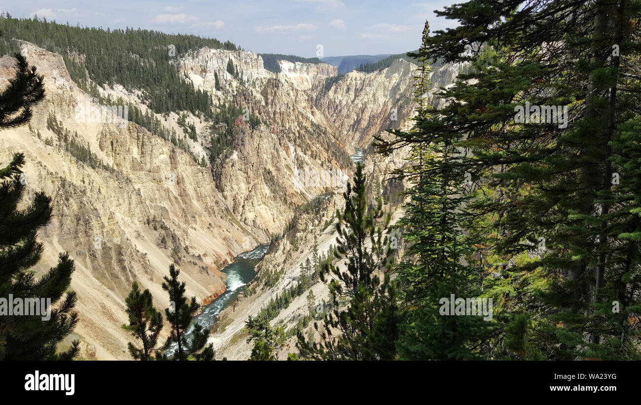 The river valley of Yellowstone's Grand Canyon and the amazing colors ...