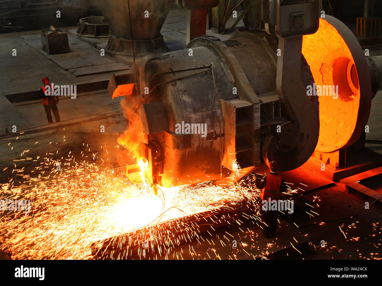Spray of molten steel splash Stock Photo - Alamy