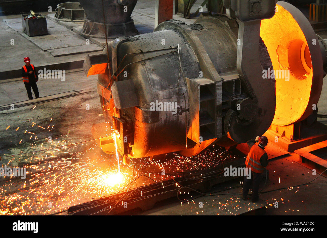 Spray of molten steel splash Stock Photo - Alamy
