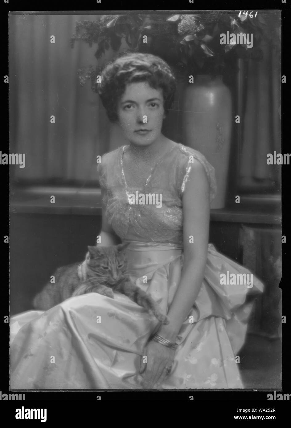 Ballard, Bernice, Mrs., with Buzzer the cat, portrait photograph Stock ...