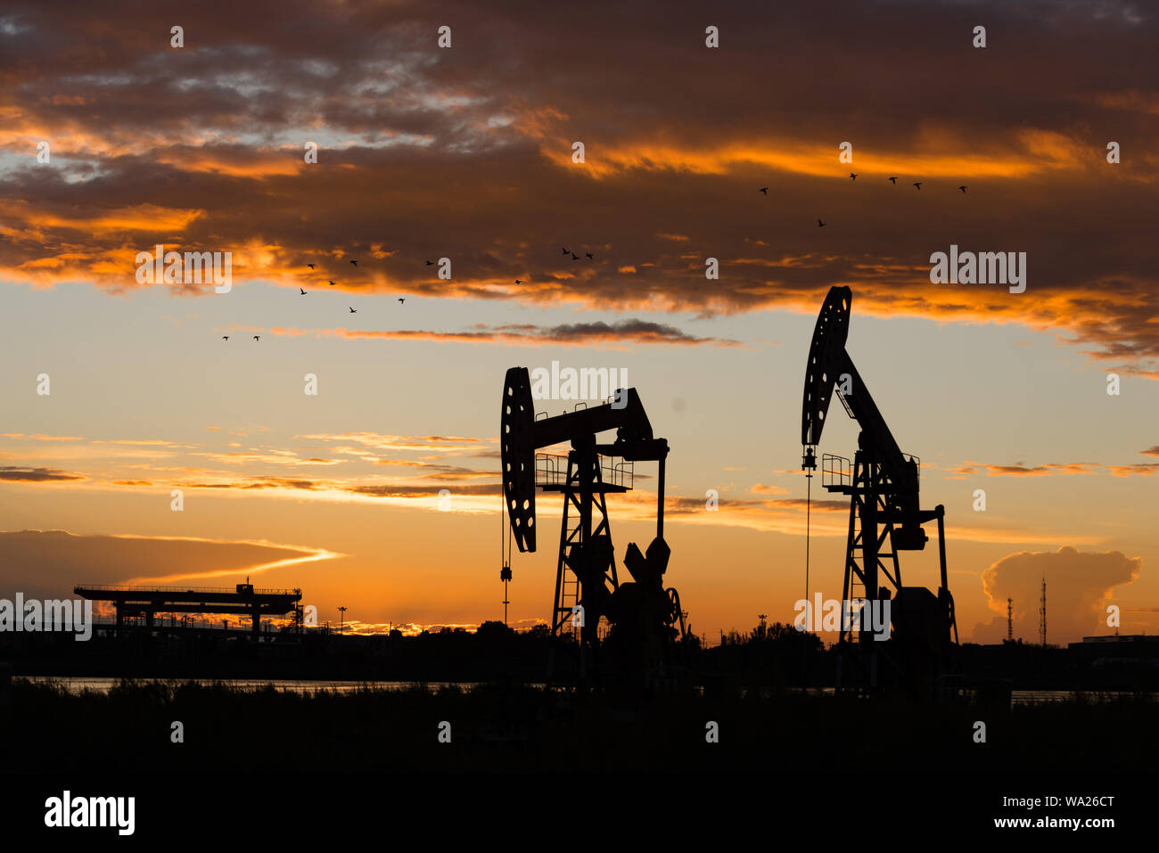 Oilfield sunset hi-res stock photography and images - Alamy