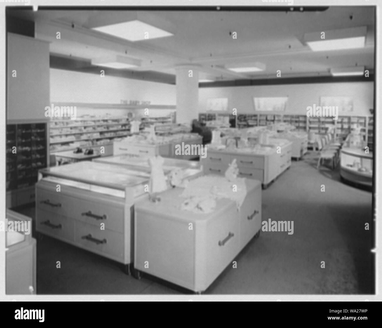 Newark new jersey department store hi-res stock photography and images ...