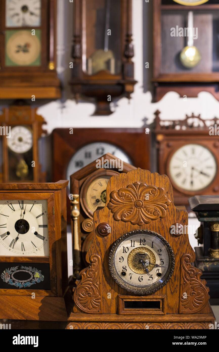 Antique clocks hi-res stock photography and images - Alamy