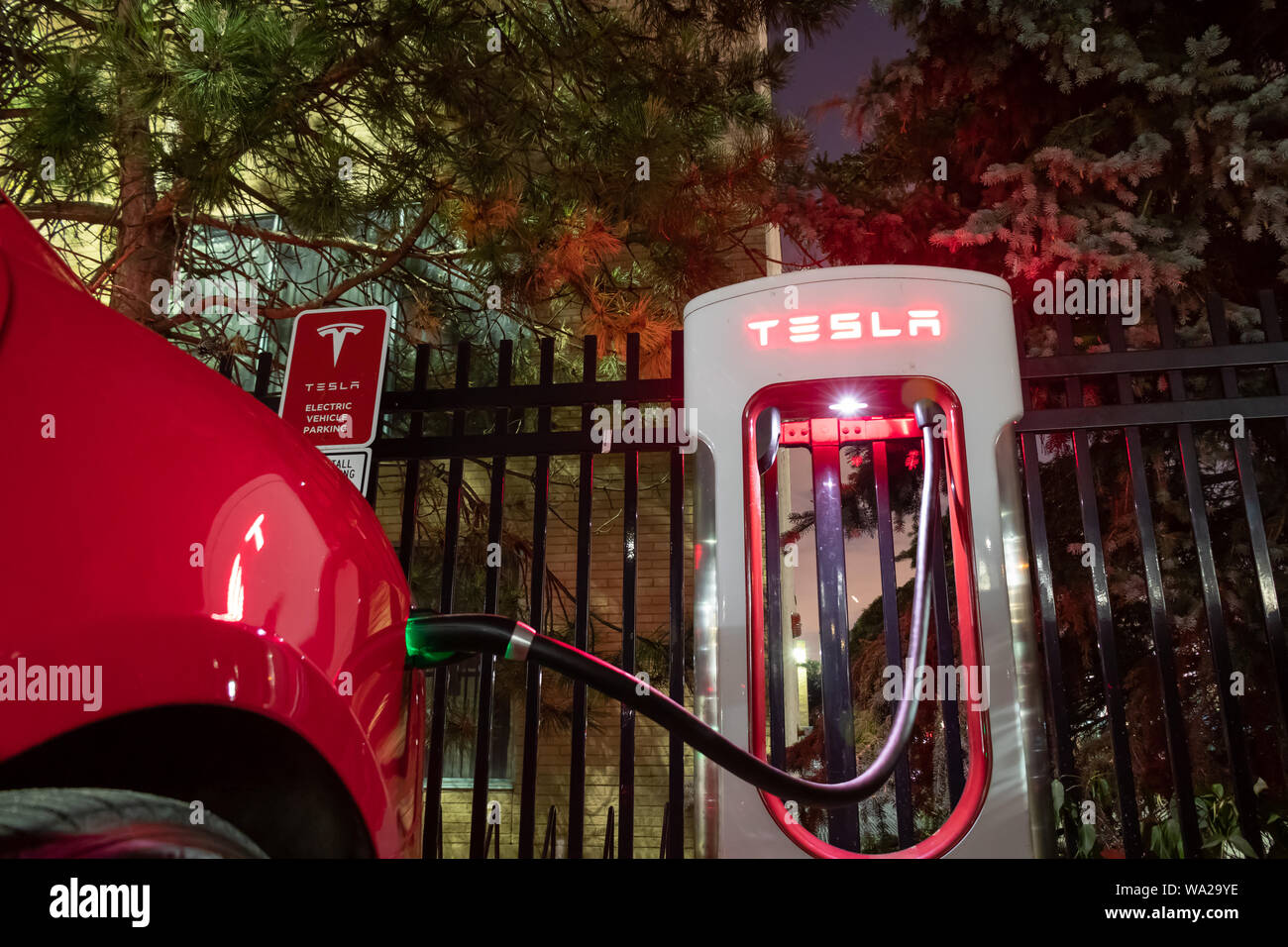 Electric american car plugged in hi-res stock photography and images ...