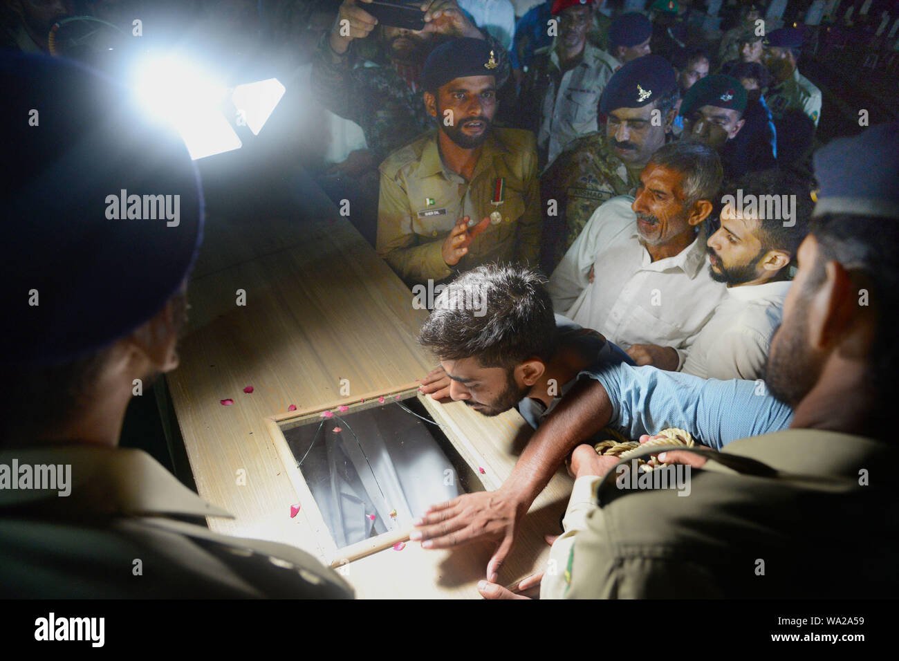 Pakistani soldier kashmir hi-res stock photography and images - Alamy