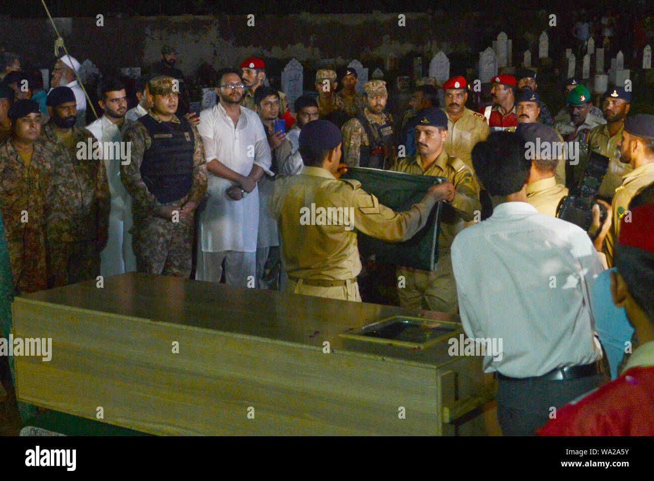 Pakistani soldier kashmir hi-res stock photography and images - Alamy