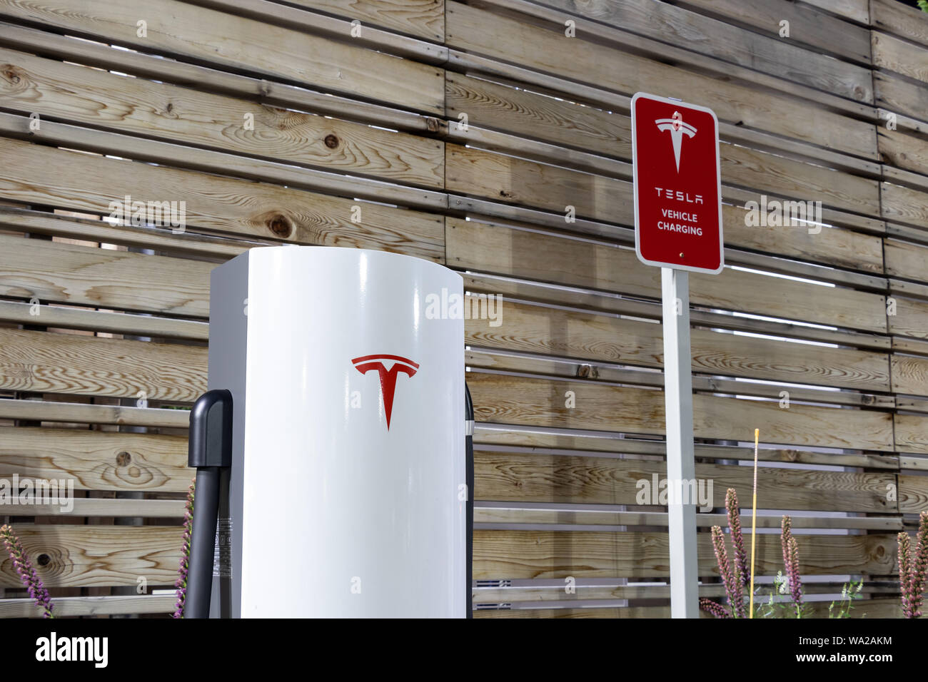 Tesla Urban Supercharger glistening at night Stock Photo - Alamy