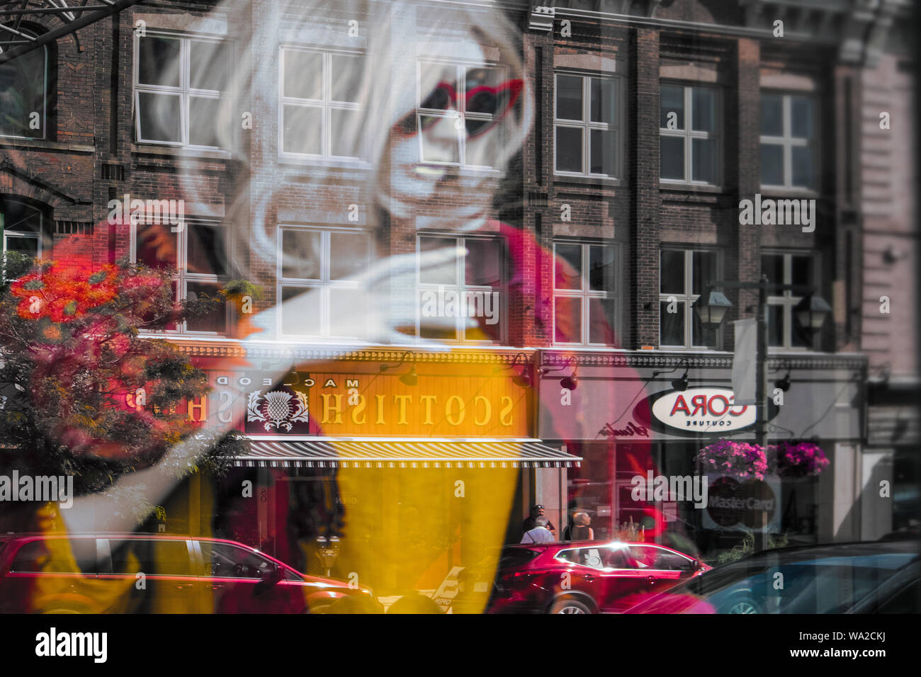 Showcase glass hi-res stock photography and images - Alamy