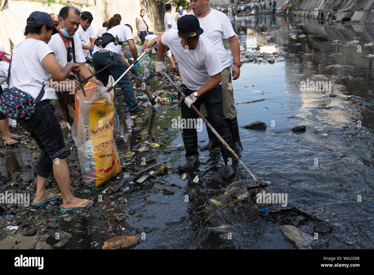 Collecting waste from a river hi-res stock photography and images - Alamy