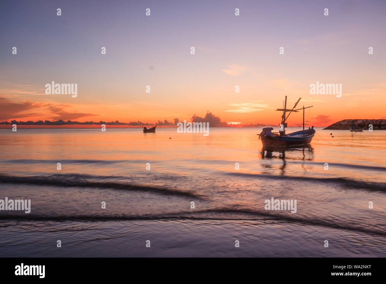 Dawn boats hi-res stock photography and images - Alamy