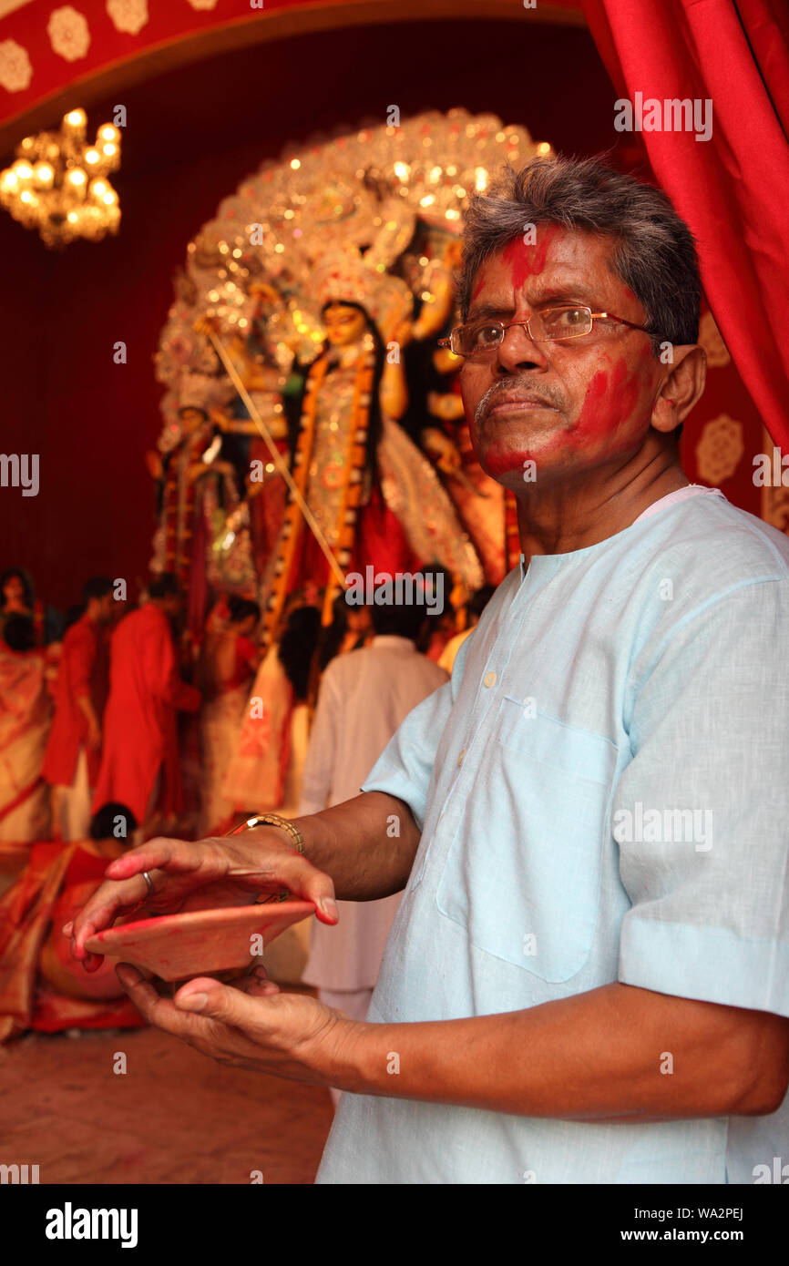 People worshipping Goddess Durga in a temple, Kolkata, West Bengal ...
