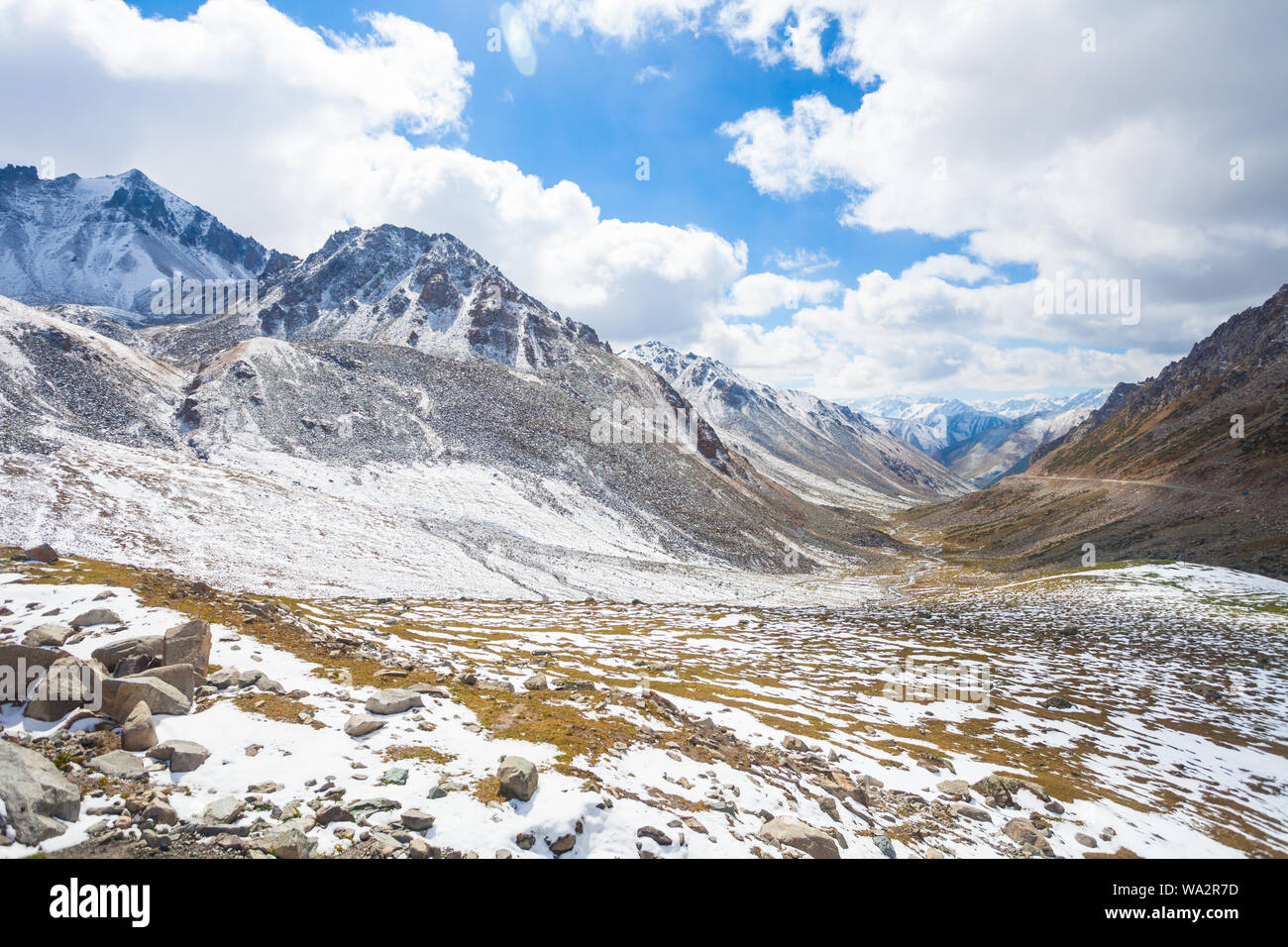 Snow line at the tibetan plateau hi-res stock photography and images ...