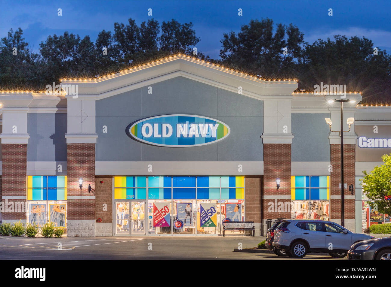 Old navy store sign hi-res stock photography and images - Alamy