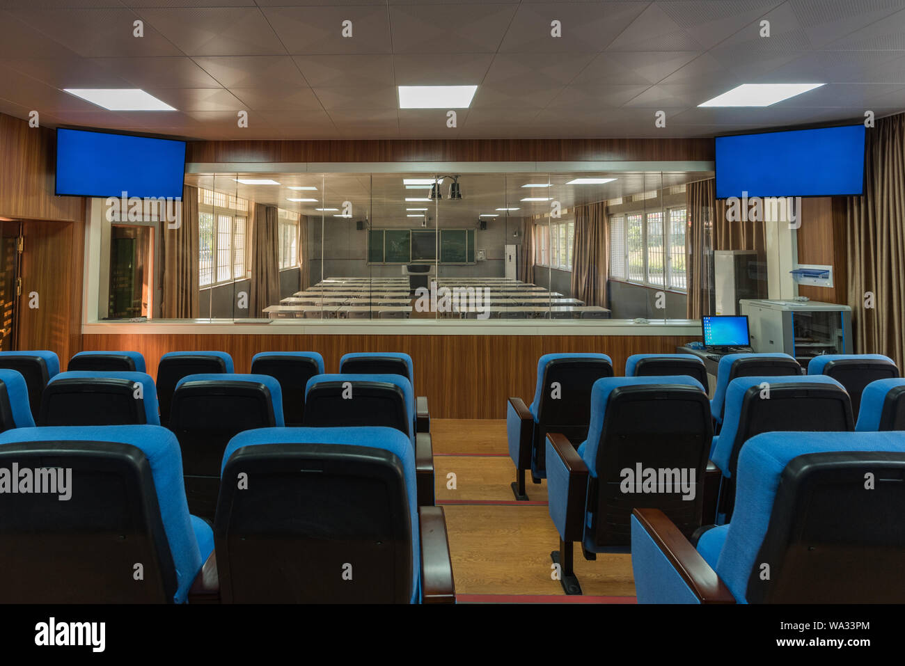 Multimedia classroom hi-res stock photography and images - Alamy