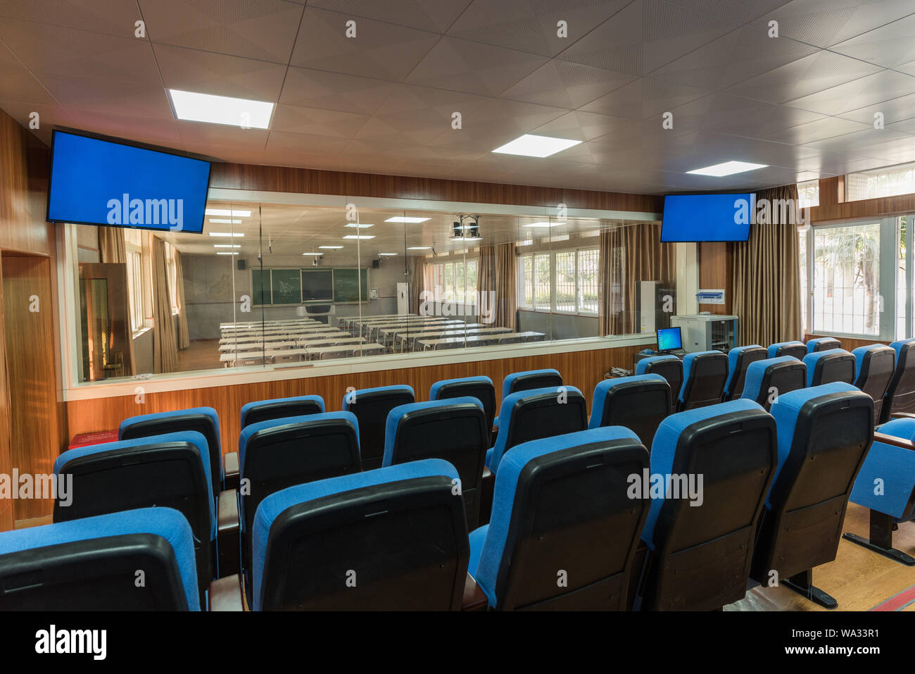Multimedia classroom hi-res stock photography and images - Alamy