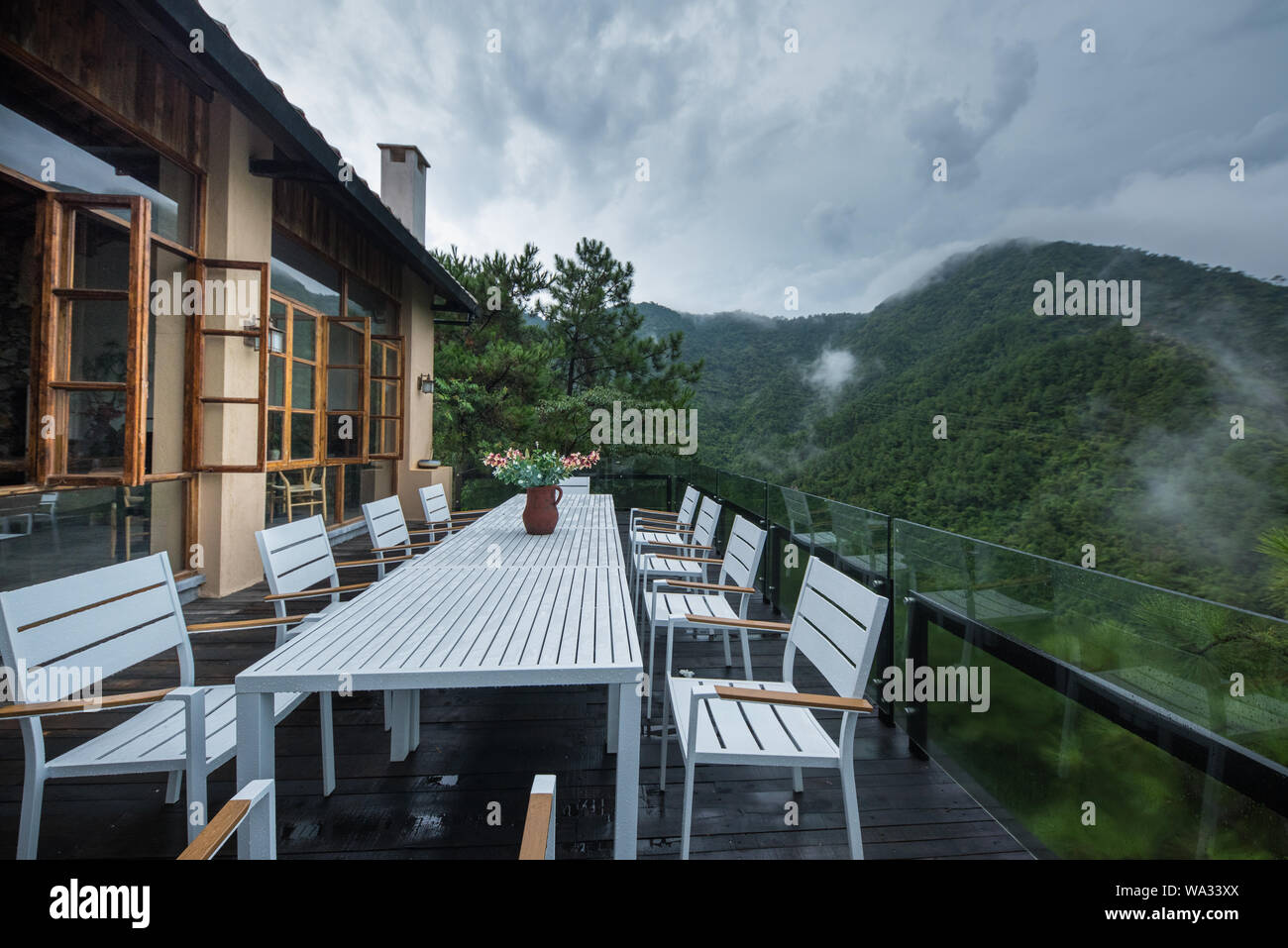 Tidy platform hi-res stock photography and images - Alamy