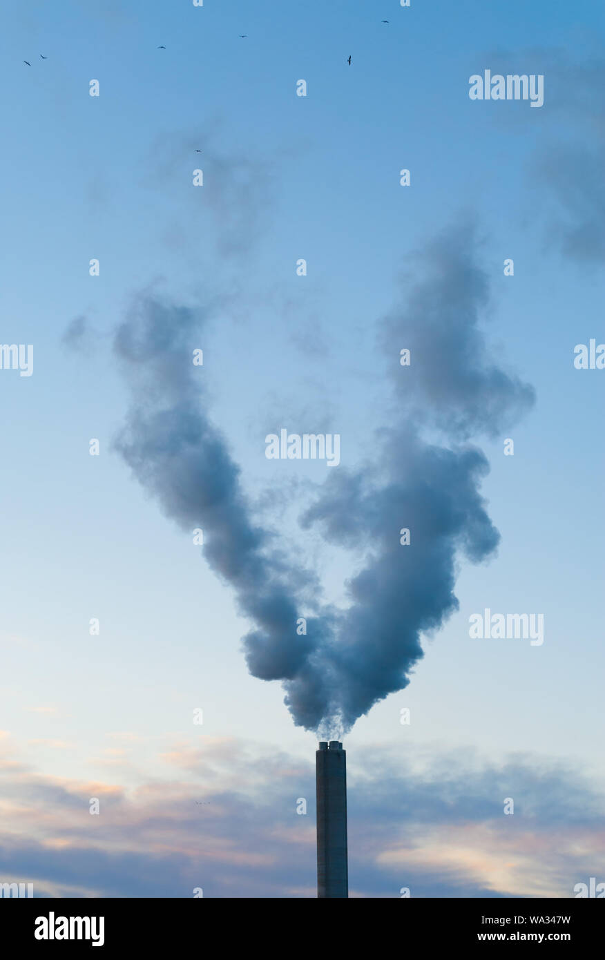 Factory spewing smoke hi-res stock photography and images - Alamy