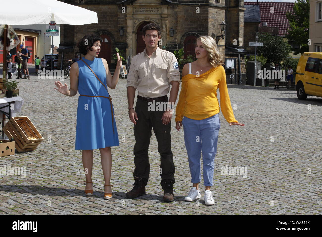 Liza Tzschirner, Philipp Danne und Eva-Maria Grein von Friedl am Set ...