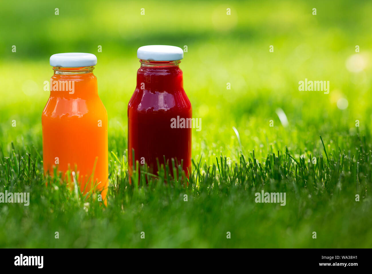 Two women holding drinks hi-res stock photography and images - Alamy
