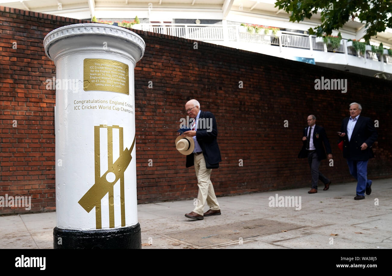 219 gold hi-res stock photography and images - Alamy