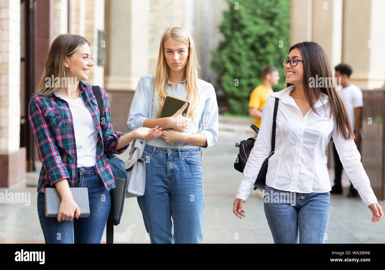 Happy teenage girls talking class hi-res stock photography and images ...