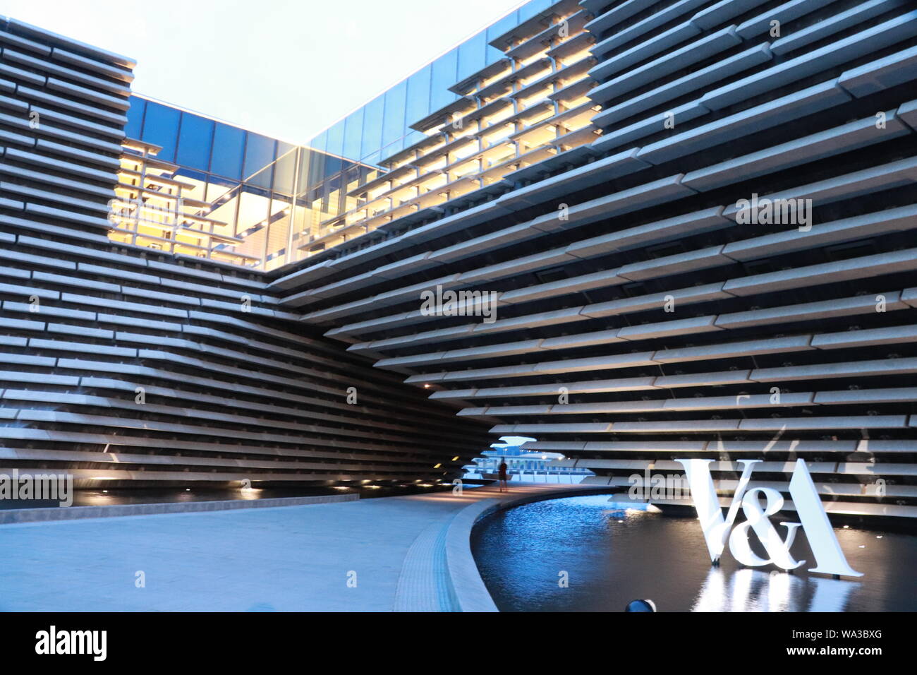 Old sailing ship RRS Discovery and V&A Dundee museum Stock Photo - Alamy