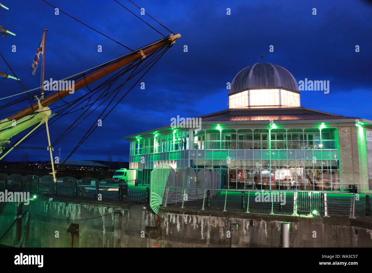 Old sailing ship RRS Discovery and V&A Dundee museum Stock Photo - Alamy