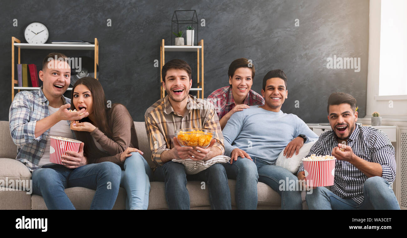 Group of friends watching tv at home Stock Photo - Alamy
