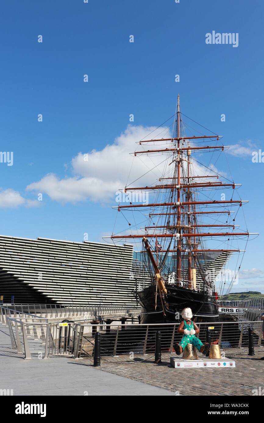 Old sailing ship RRS Discovery and V&A Dundee museum Stock Photo - Alamy