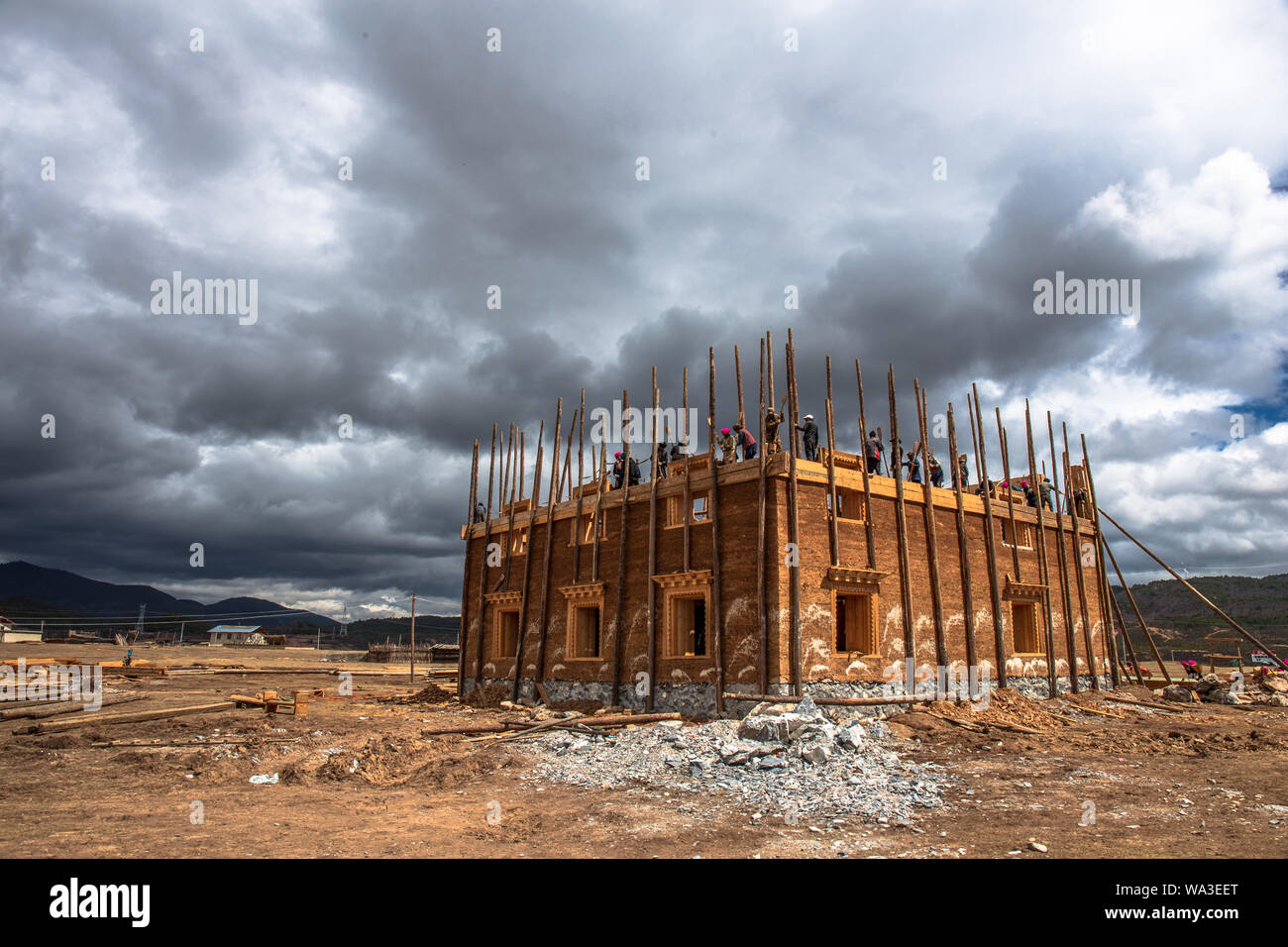Shangri-la tibetans building a house Stock Photo - Alamy