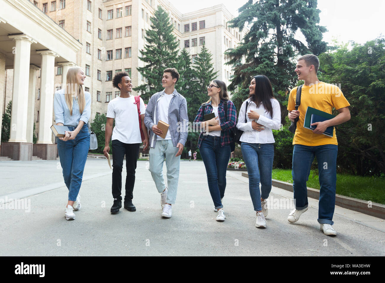 Students walking outside hi-res stock photography and images - Alamy