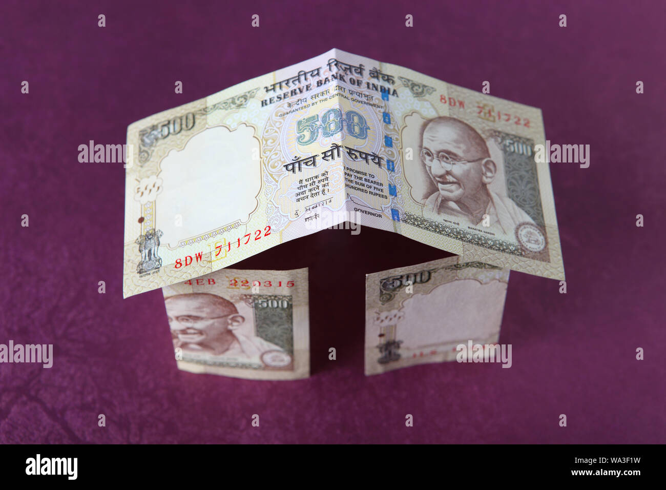 Hundred rupees notes hi-res stock photography and images - Alamy