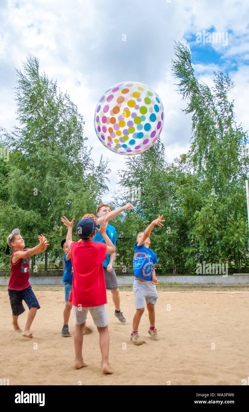 Kid throwing a ball hi-res stock photography and images - Alamy