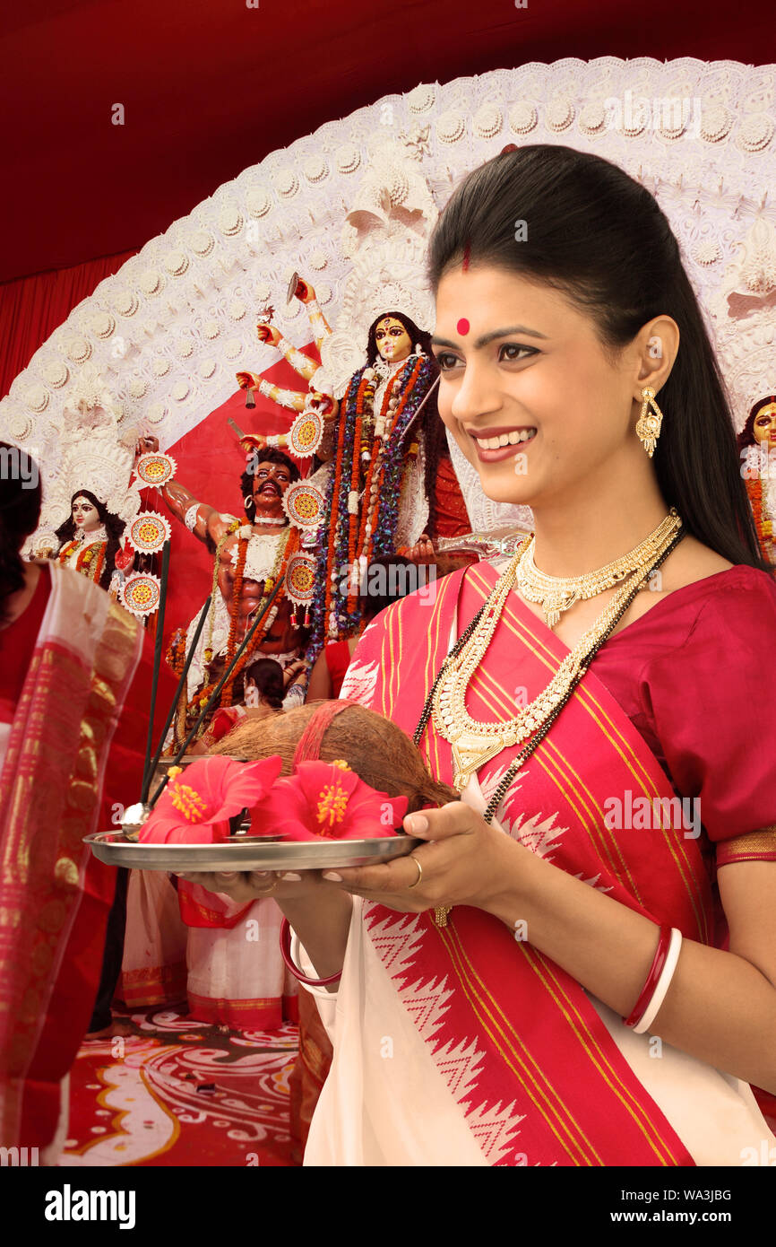 Bengali woman celebrating durga pooja, Kolkata, West Bengal, India ...