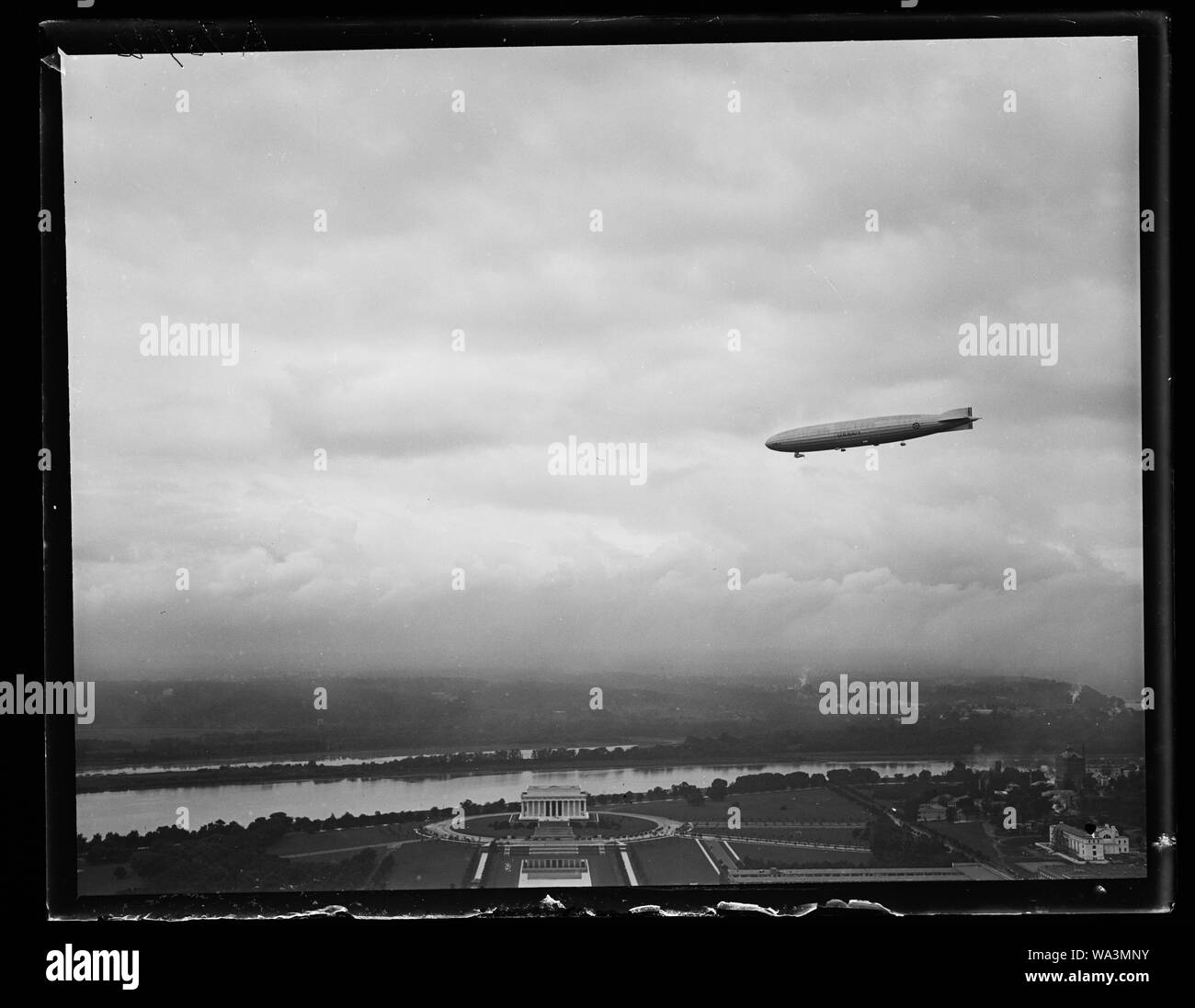 [Blimp over Lincoln Memorial, Washington, D.C.]; English: [Blimp over ...