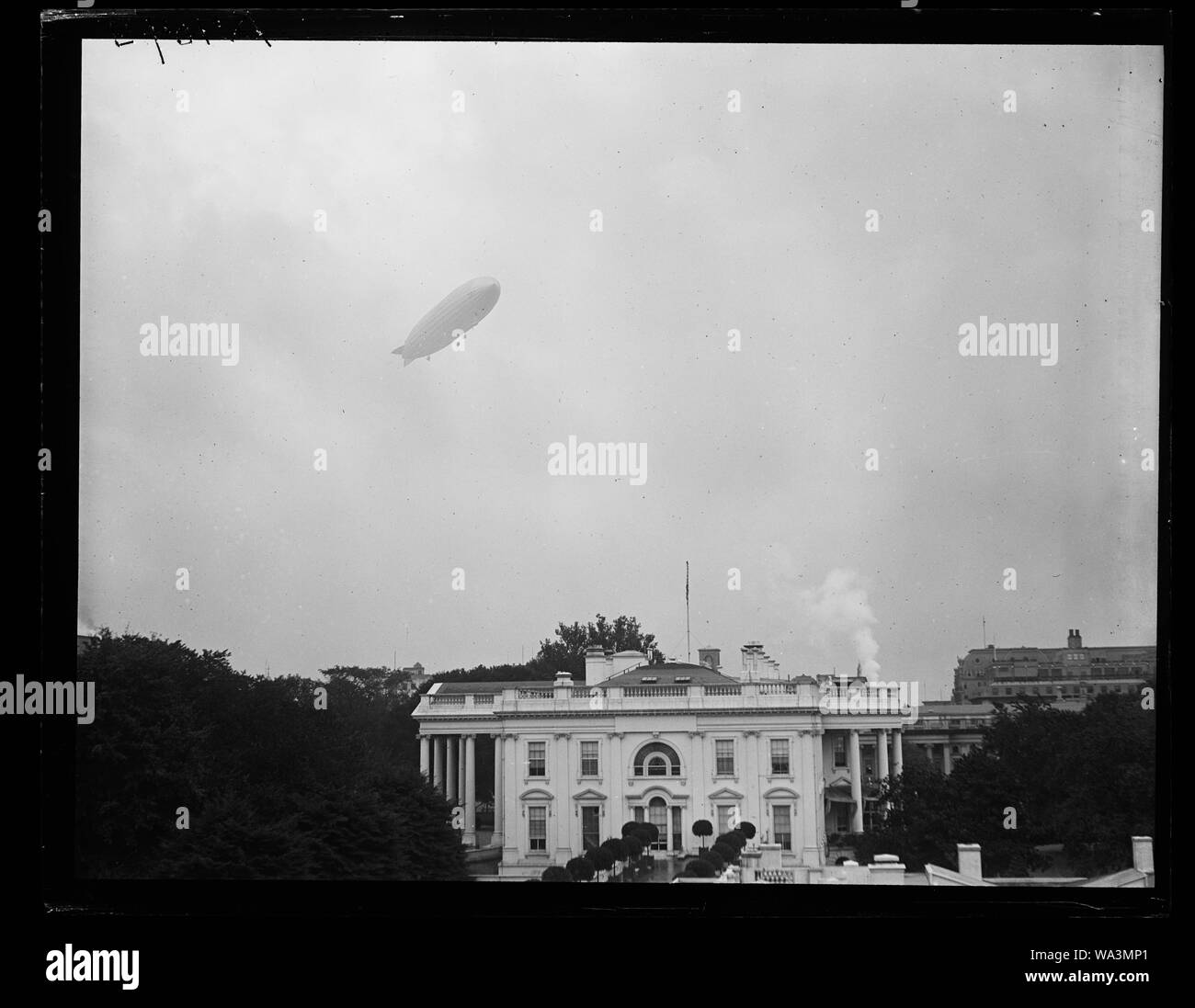 [Blimp over White House, Washington, D.C.]; English: [Blimp over White ...