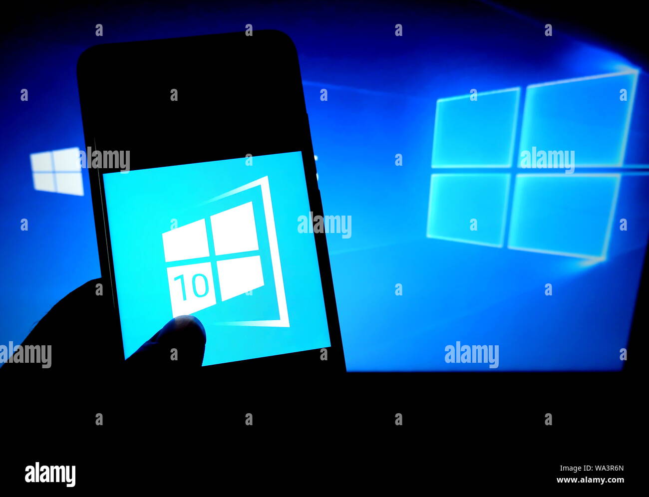 Windows 10 logo hi-res stock photography and images - Alamy