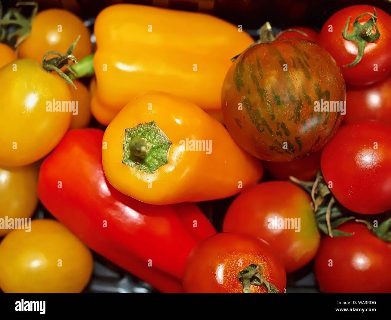 Pile of cocktail tomatoes at a food market Stock Photo - Alamy