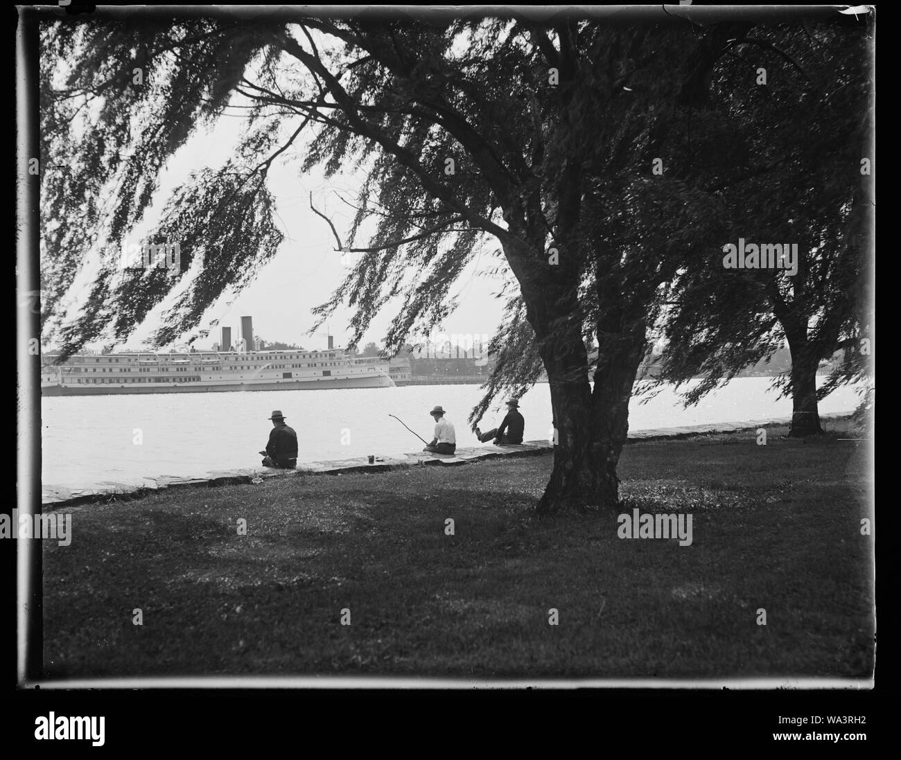 Potomac river boat Black and White Stock Photos & Images - Alamy