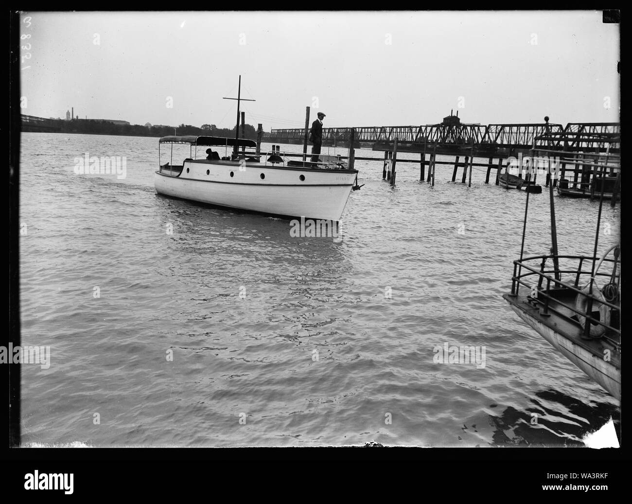 Potomac river boat Black and White Stock Photos & Images - Alamy