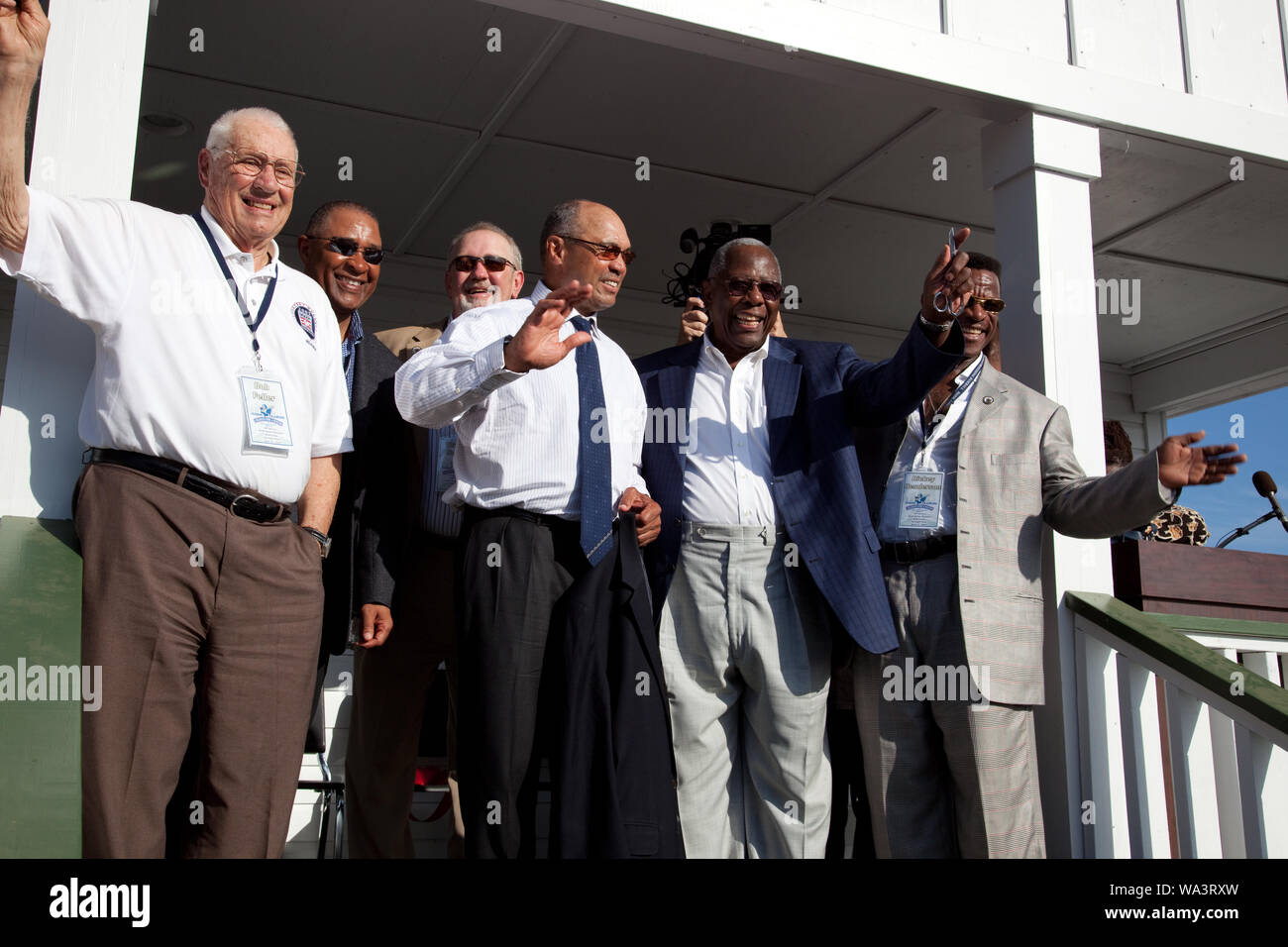 Bob Feller, Ozzie Smith, Bruce Sutter, Reggie Jackson, Hank Aaron and Rickey Henderson wave to ...