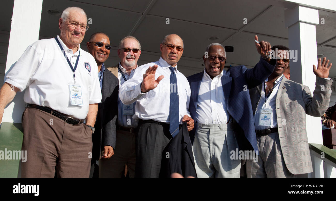 Bob Feller, Ozzie Smith, Bruce Sutter, Reggie Jackson, Hank Aaron and Rickey Henderson wave to ...