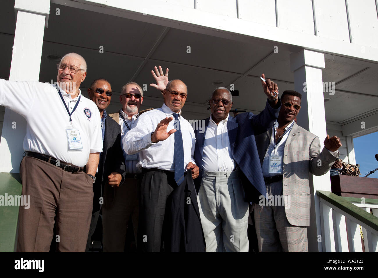 Bob Feller, Ozzie Smith, Bruce Sutter, Reggie Jackson, Hank Aaron and Rickey Henderson wave to ...