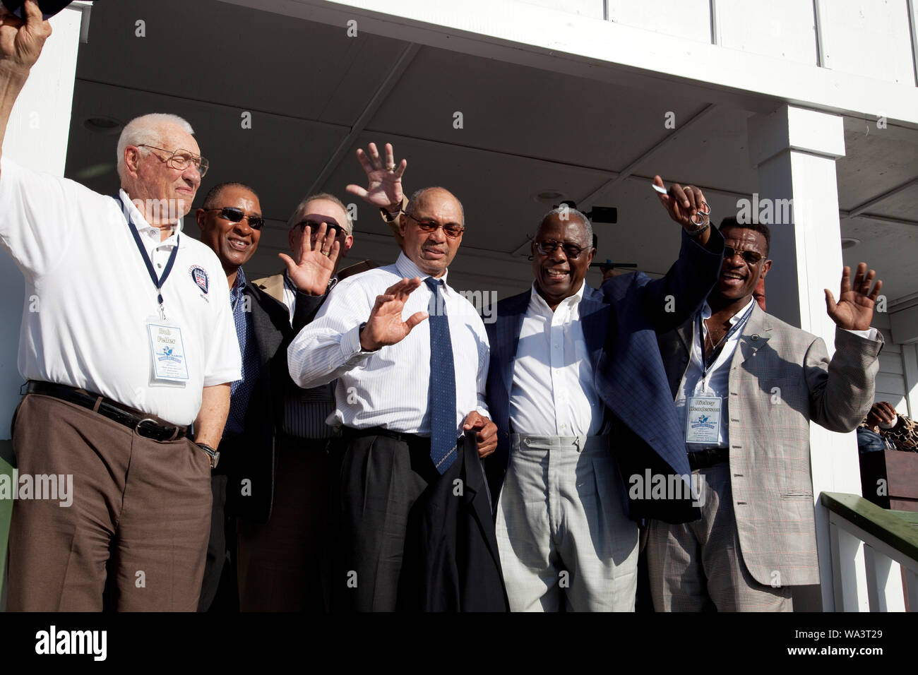 Bob Feller, Ozzie Smith, Bruce Sutter, Reggie Jackson, Hank Aaron and Rickey Henderson wave to ...