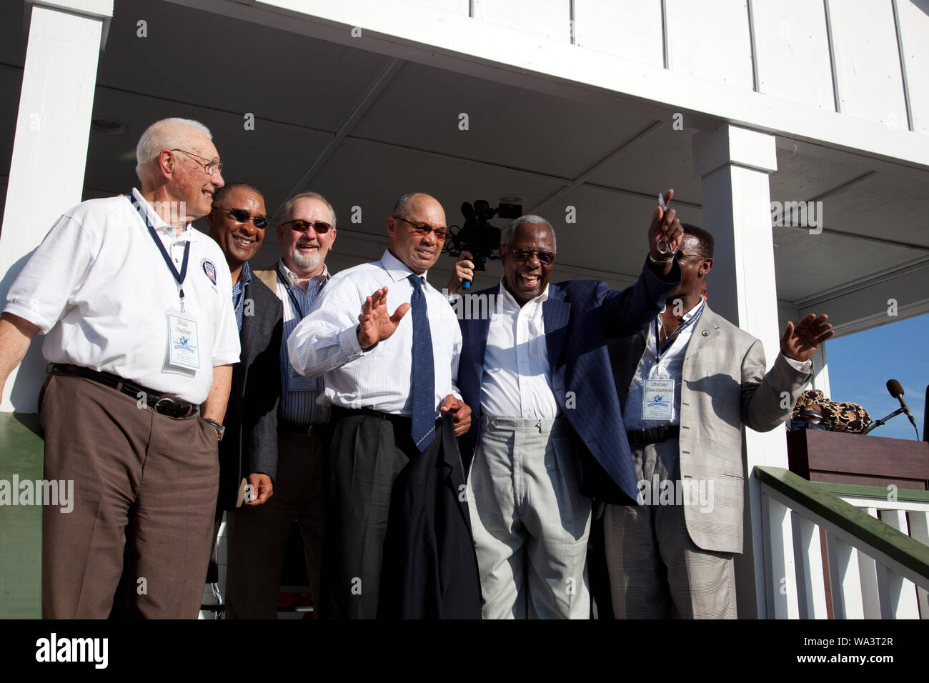 Bob Feller, Ozzie Smith, Bruce Sutter, Reggie Jackson, Hank Aaron and Rickey Henderson wave to ...