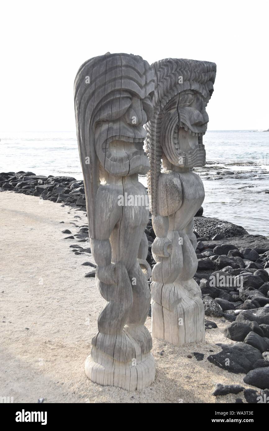 Statues in Pu'uhonua O Hōnaunau National Historical Park in Hawaii ...