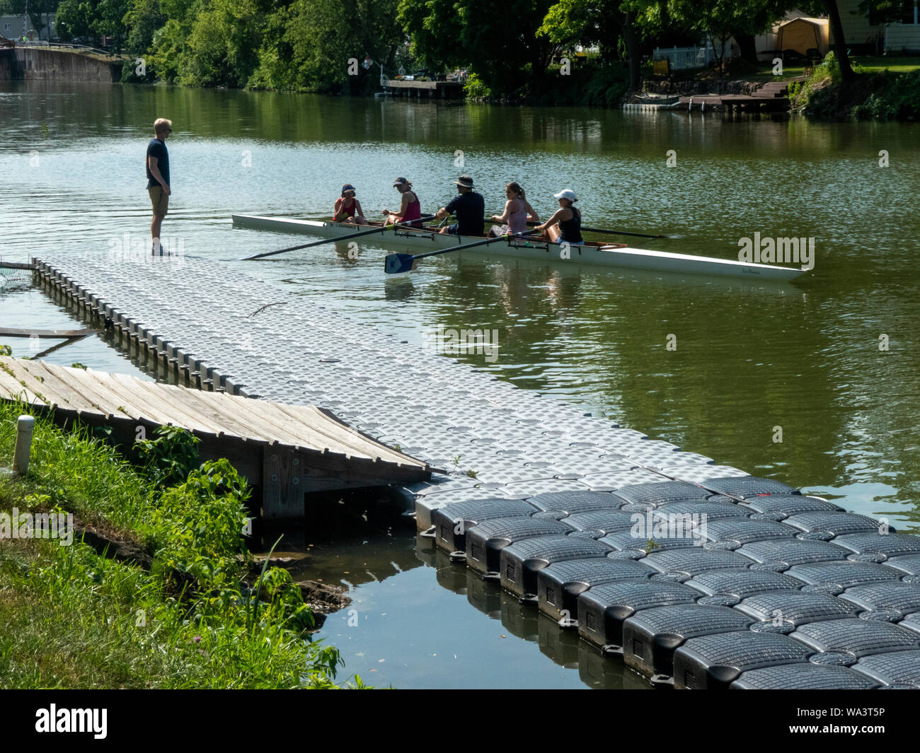 Crewing hi-res stock photography and images - Alamy