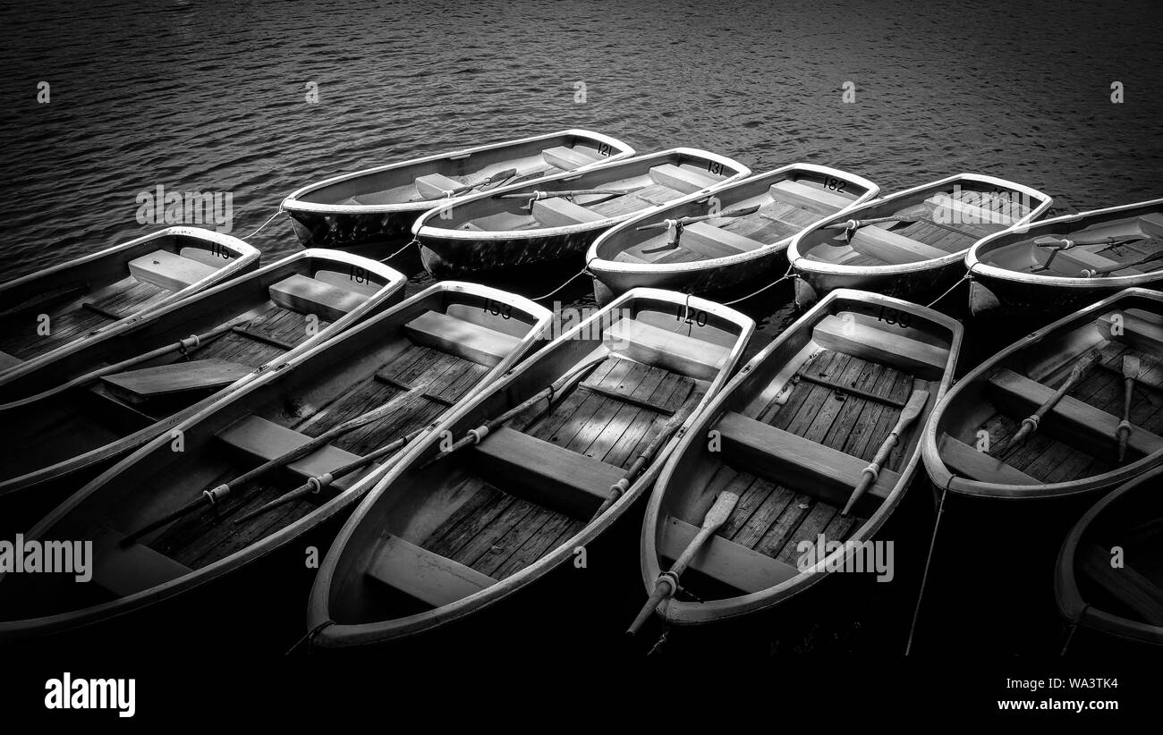 Black and white small boat hi-res stock photography and images - Alamy